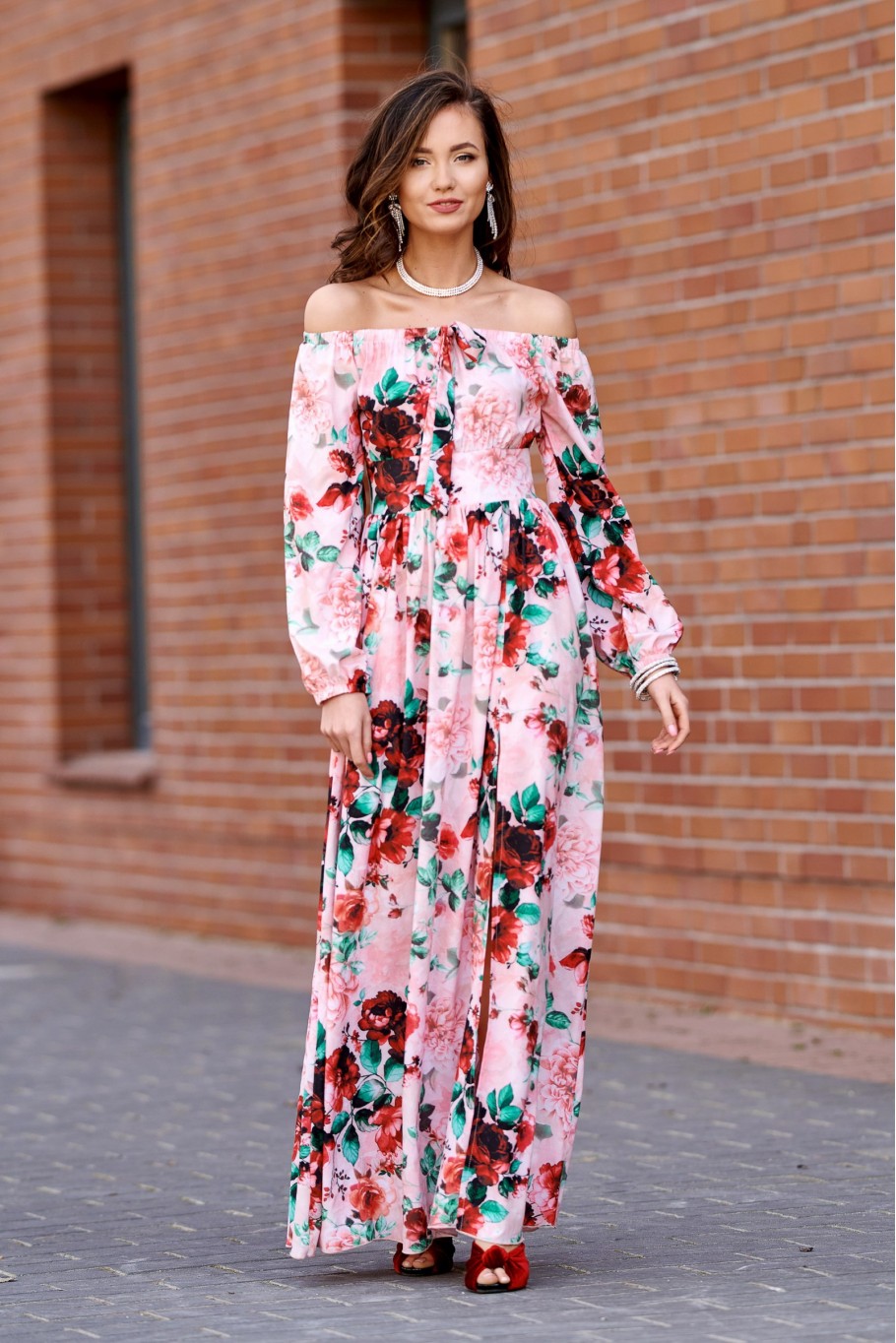 Дълга флорална рокля с паднало рамо | Trendo.bg