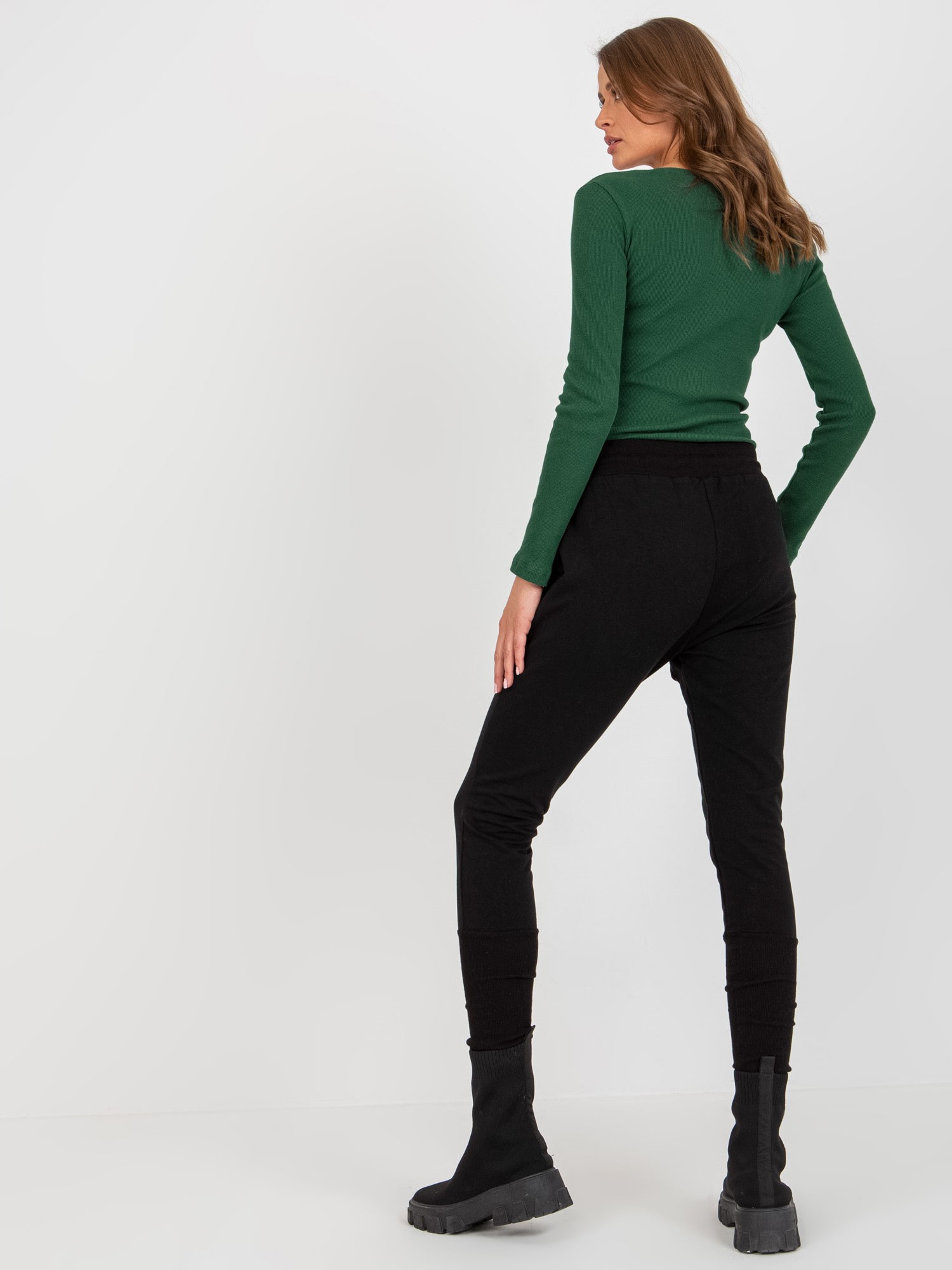 Ежедневен панталон с ефектни джобове в черно | Trendo.bg