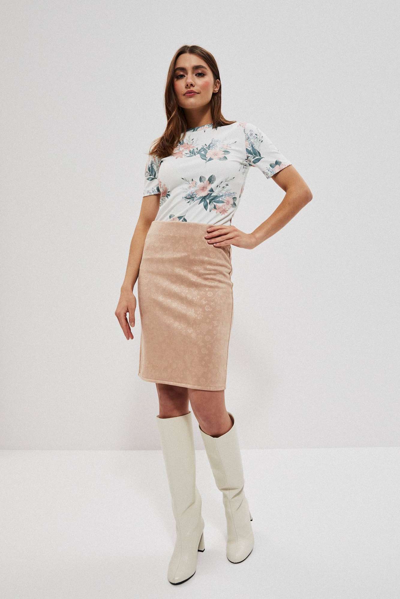 Елегантна бежова пенсил пола с втъкани цветя и ластик в талията | Trendo.bg