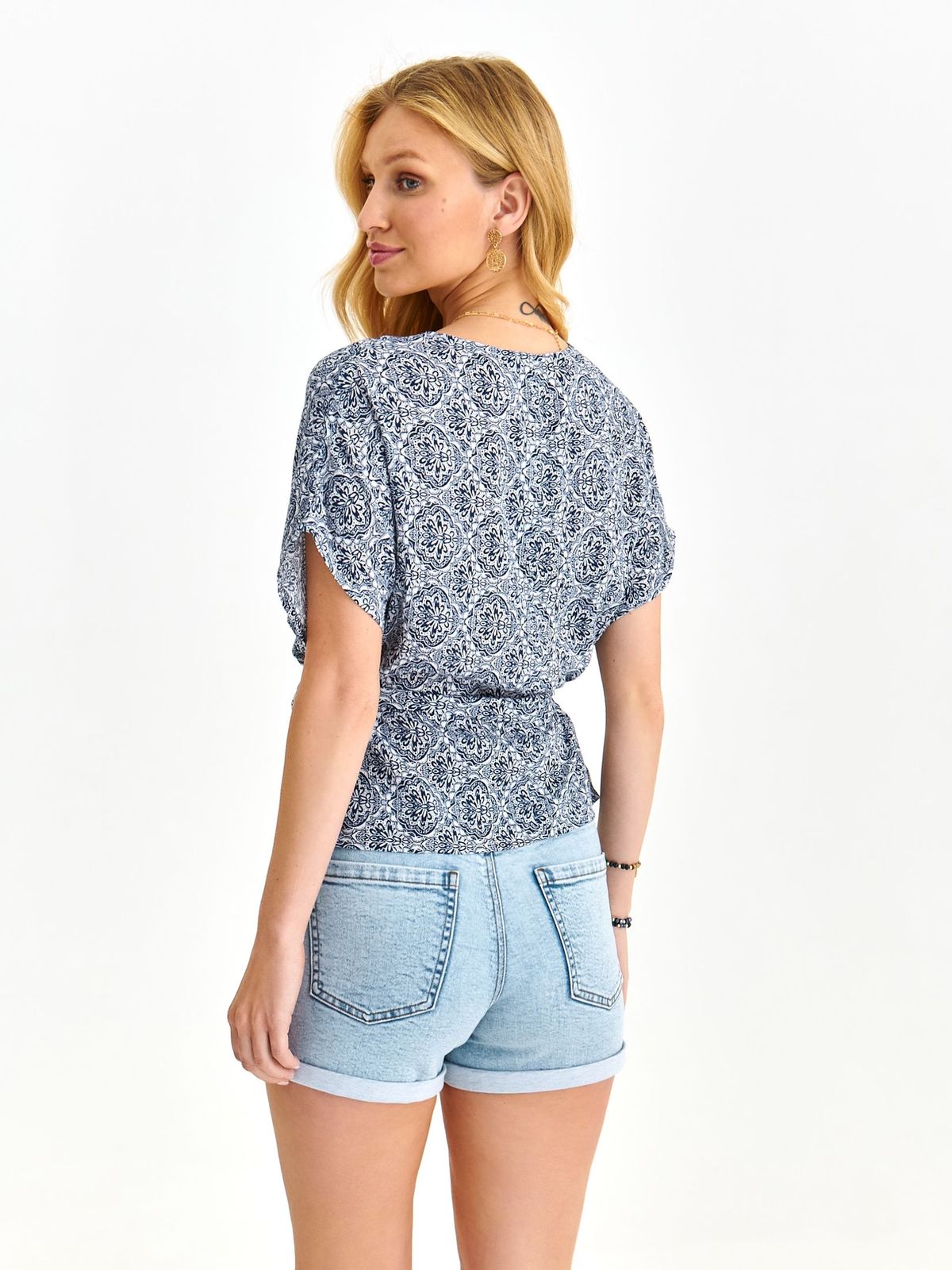 Многоцветна блуза с къс ръкав и V-образно деколте | market.dir.bg